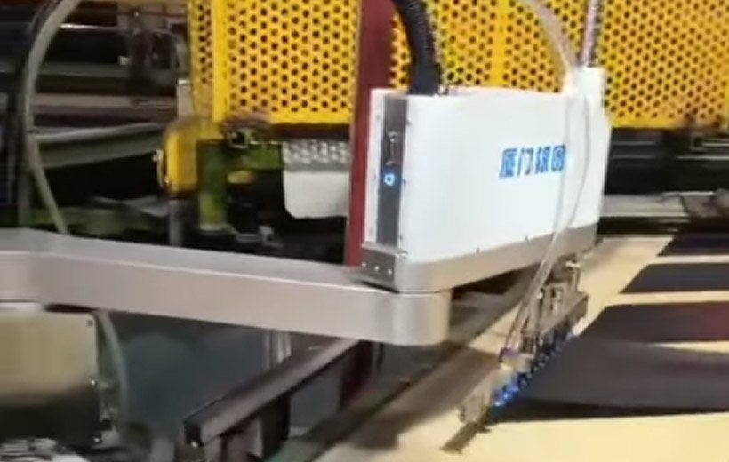 Fabric sheet automatic splicing machine